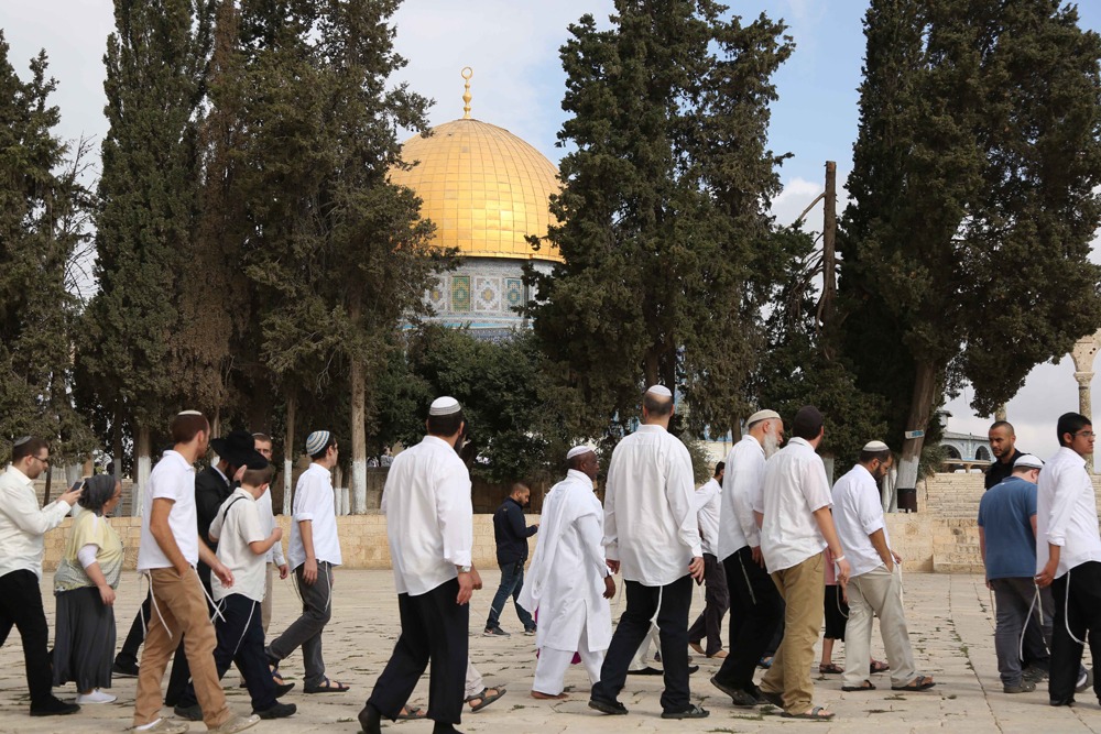 Thousands of settlers storm Al-Aqsa Mosque and Bab al-Rahma Cemetery ...