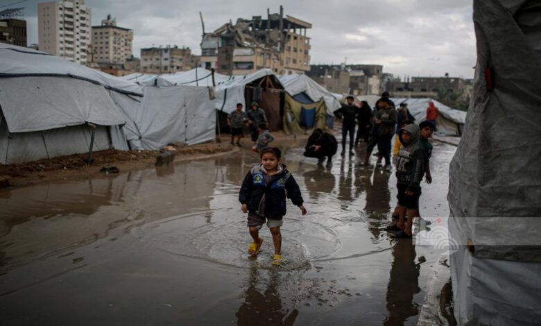 Milia hominum exsulum in Gaza laborant ut perfugium tutum inveniant ad ...